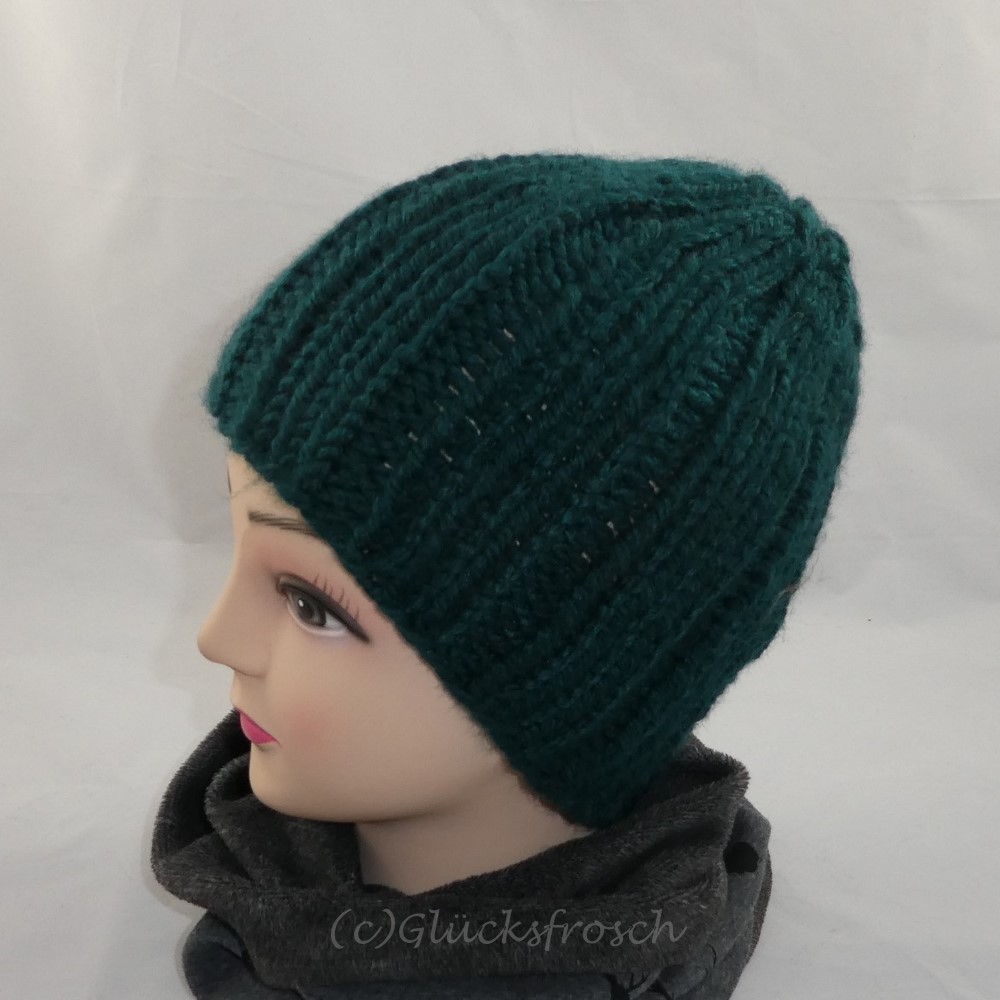 Mütze, handgestrickt aus tannengrüner Wolle